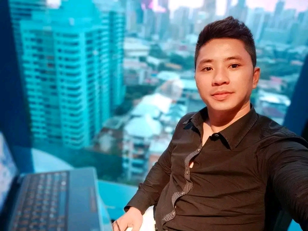 Michael M. Mararac // Social Media Manager - Myprofile